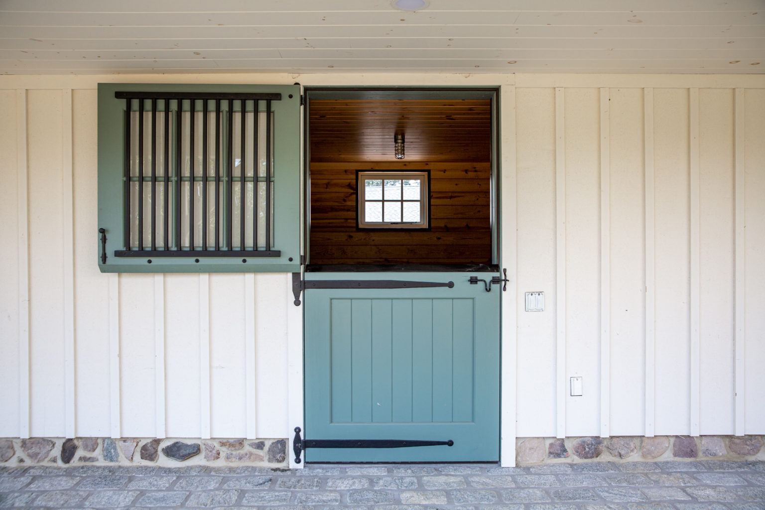 Beautiful Bank Barn - Equestrian Living
